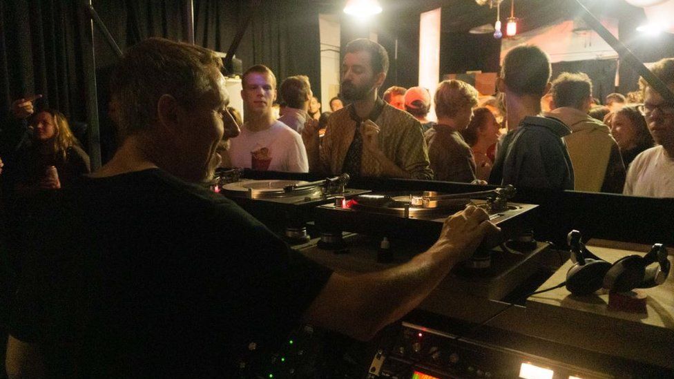 Electronic DJs rally to save Leeds arts charity - BBC News