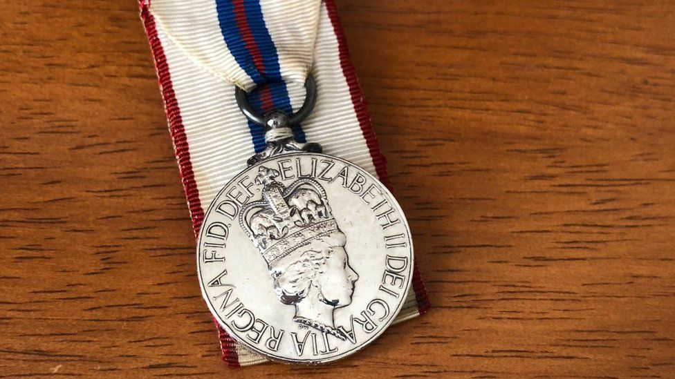 Queen Elizabeth II: Royal footman remembers 'smiling' monarch - BBC News