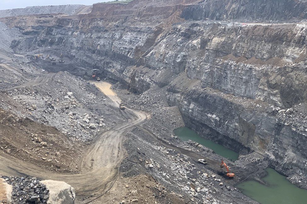 A South African village, a murder and a coal mine - BBC News
