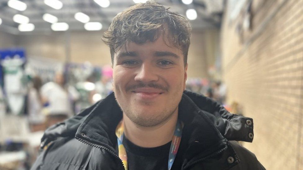 Rhwng streiciau a chostau uwch - ydy'n werth mynd i brifysgol? - BBC ...