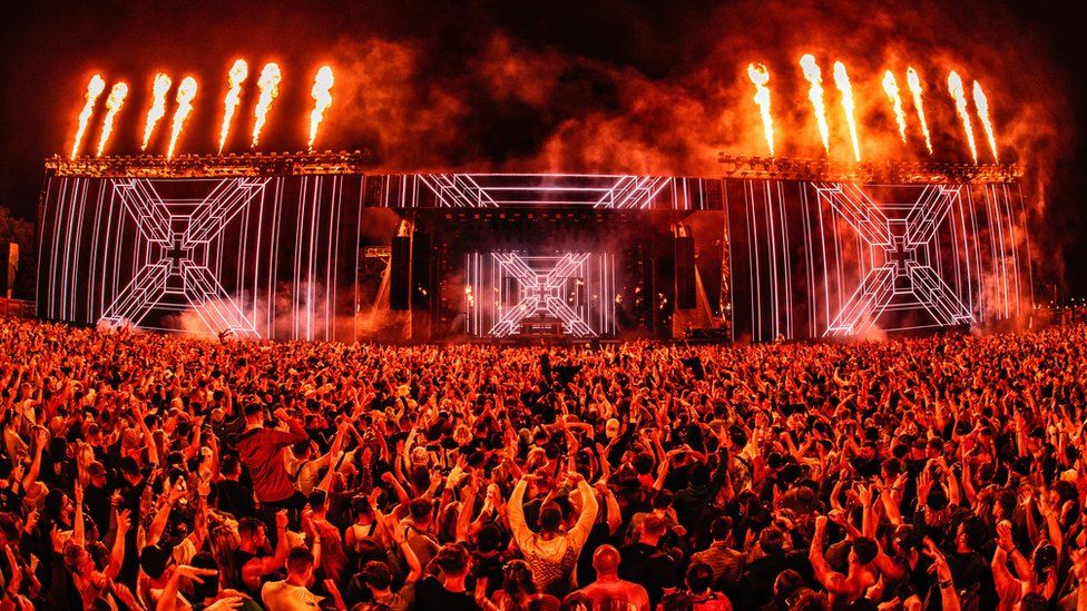 Creamfields North: Thousands enjoy big tunes and dance moves - BBC News