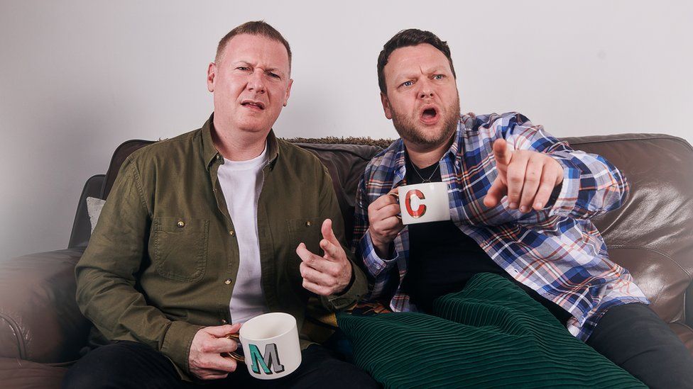 Gogglebocs Cymru: Pwy sydd ar y soffa? - BBC Cymru Fyw