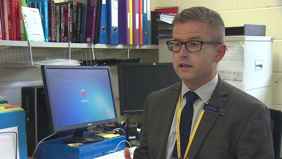 Cynnig haneru gwyliau haf ysgolion wrth ad-drefnu tymhorau - BBC Cymru Fyw