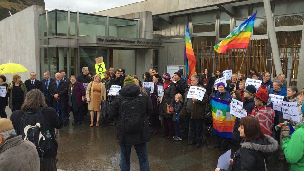 Scottish MPs taking part in Syria air strikes debate - BBC News