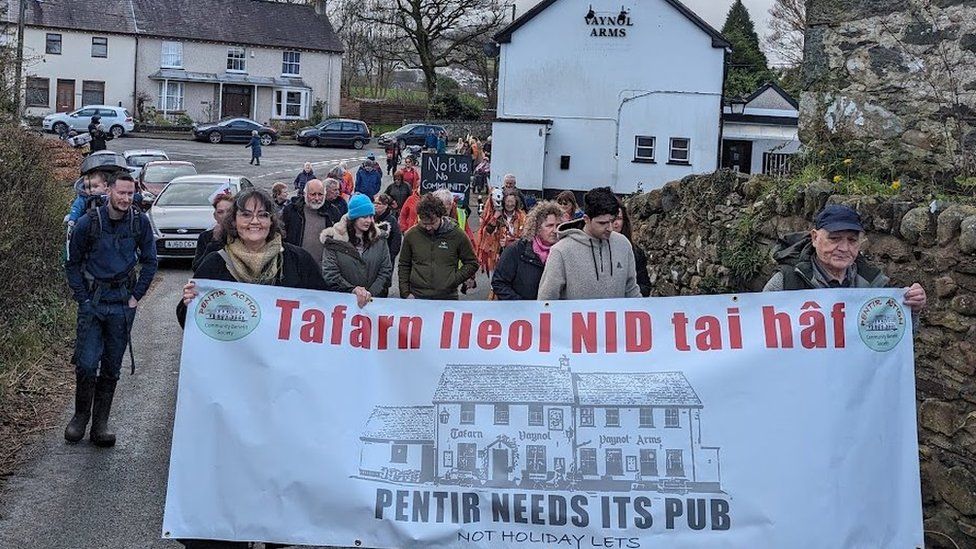 Gwynedd: 'Tafarn leol nid llety gwyliau' medd ymgyrchwyr - BBC Cymru Fyw