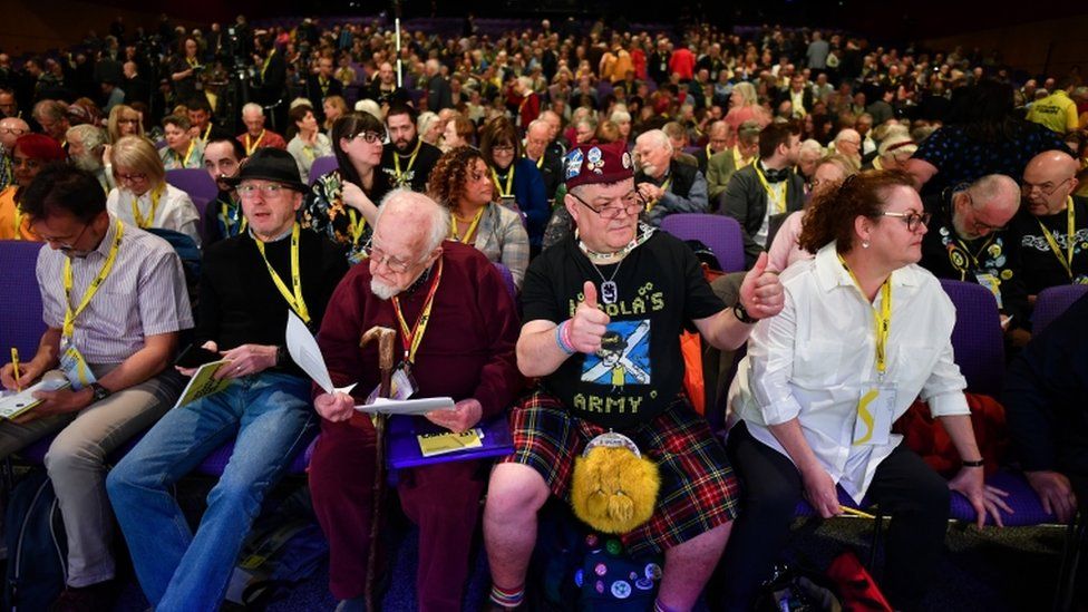 SNP members change leadership's currency plan - BBC News
