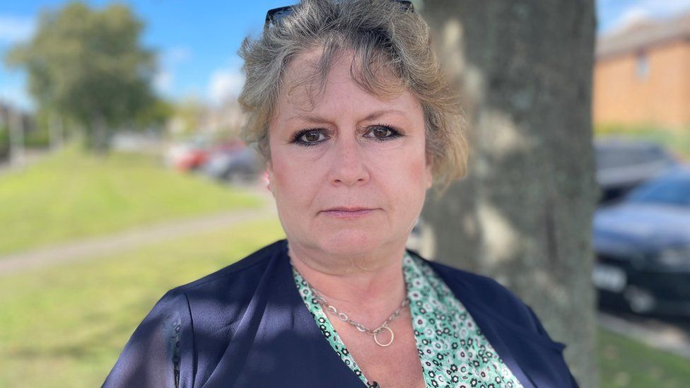 'I caught my fraudster funeral director boss' - BBC News