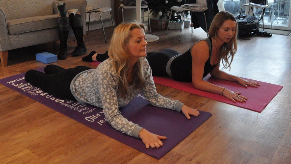 'Last goodbye' mum celebrates Christmas with family - BBC News