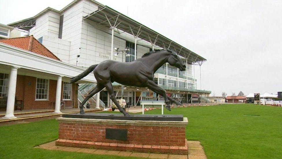 Covid-19: Newmarket Racecourse opens as vaccine hub - BBC News