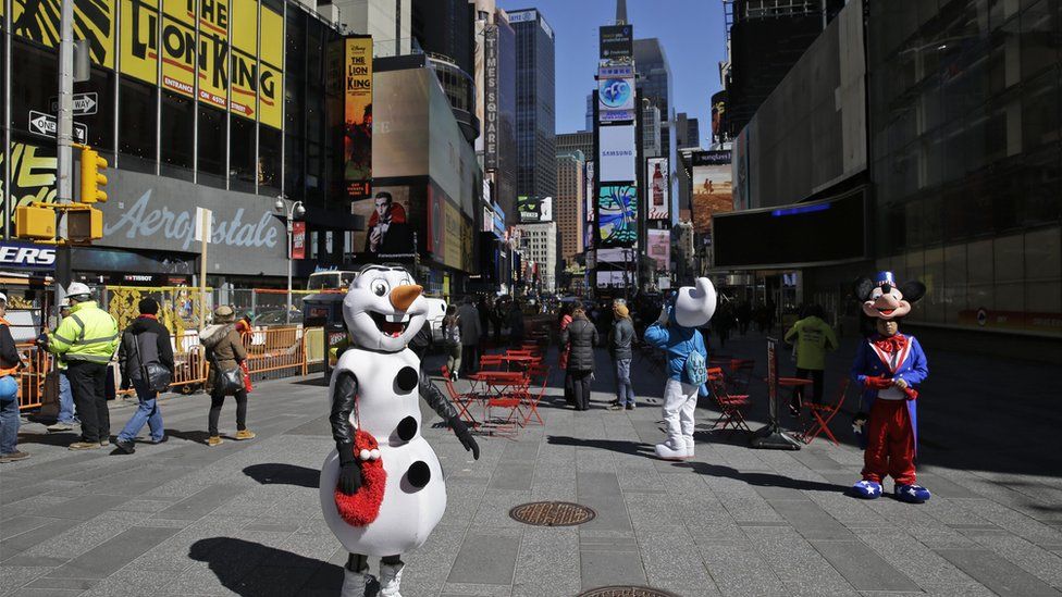 NYC may regulate Times Square costumed performers seeking tips - BBC News