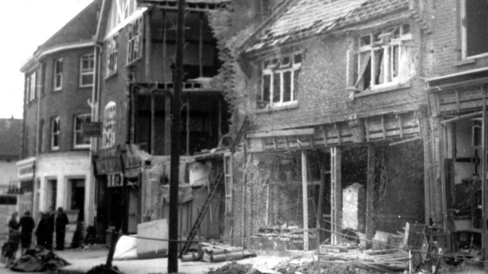 WW2 memorial in Hampshire town bombed three times - BBC News