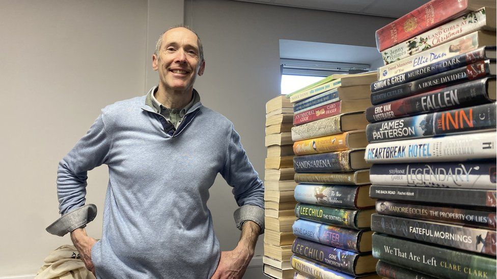 Y llyfrgell deithiol sy'n amhrisiadwy i gefn gwlad Ceredigion - BBC ...