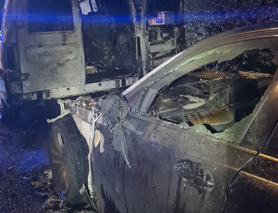 Luton fire crew tackles car and minicab blaze - BBC News