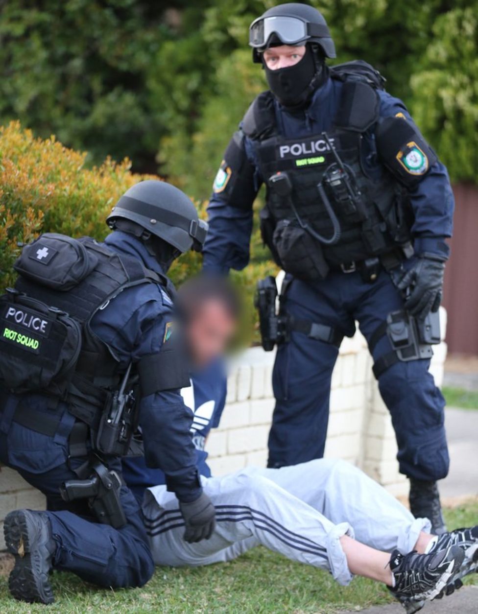 Sydney police release three arrested in anti-terror raids - BBC News