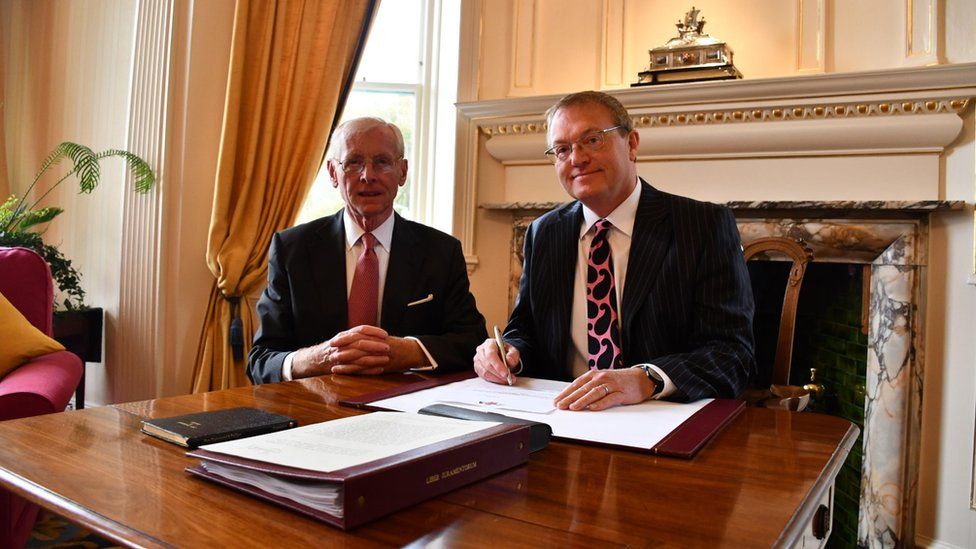 Andrew Corlett sworn in as Isle of Man first Deemster - BBC News