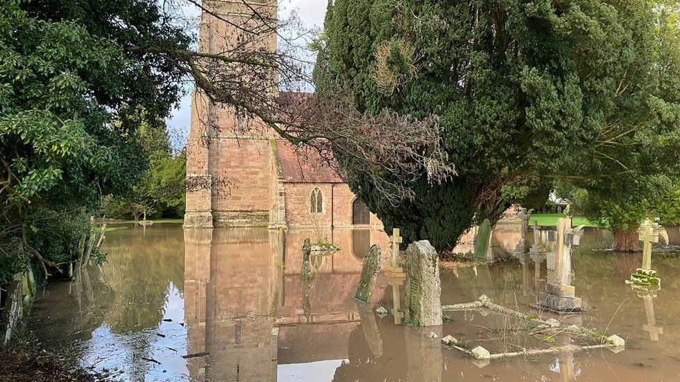 Evesham traders braced for flood water to reach shops - BBC News