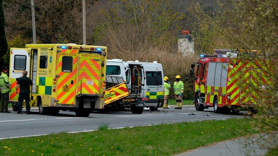 Gyrrwr ambiwlans o Wynedd yn gwadu achosi marwolaeth - BBC Cymru Fyw