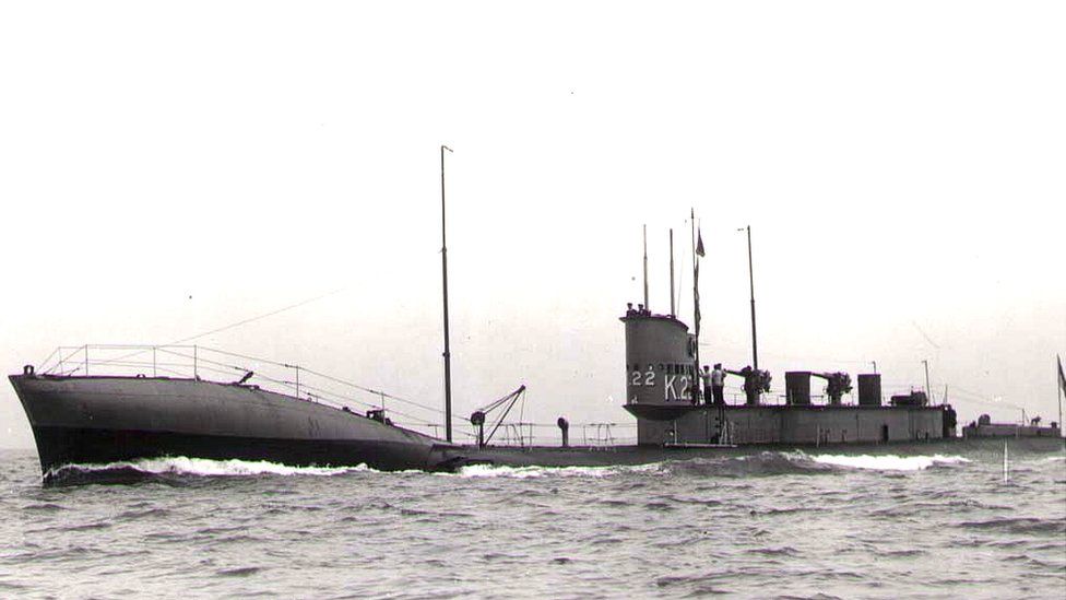 Ceremony remembers 32 deaths in WW1 Faslane sub sinking - BBC News