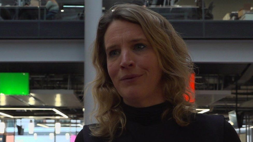 A ddylid cael gwared â'r enw 'Wales' ar Gymru? - BBC Cymru Fyw