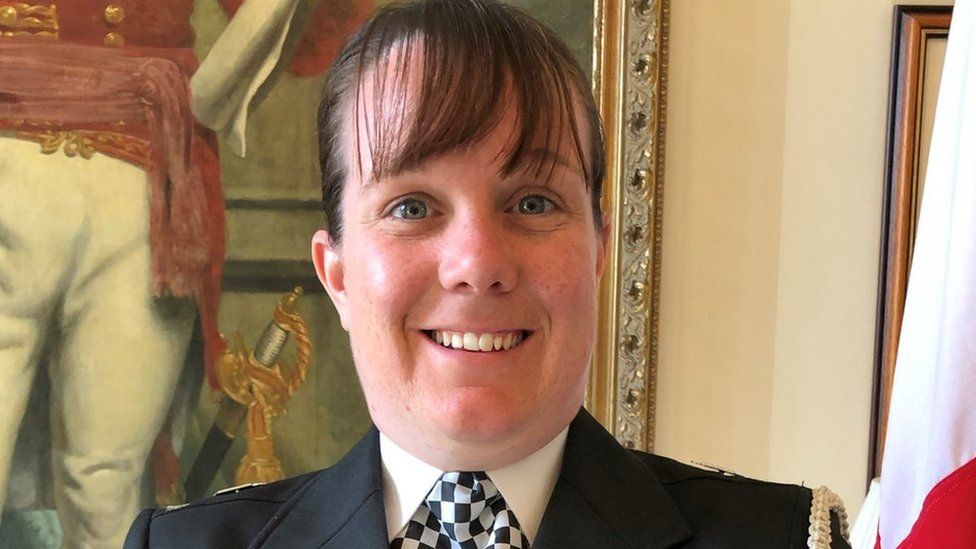 First Guernsey person receives Platinum Jubilee medal - BBC News