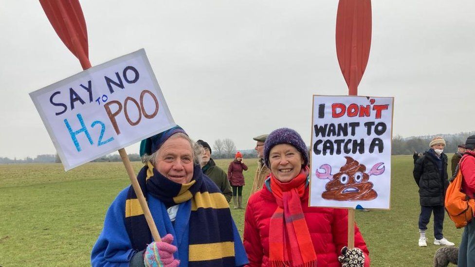 Hundreds protest in Oxford over sewage in River Thames - BBC News