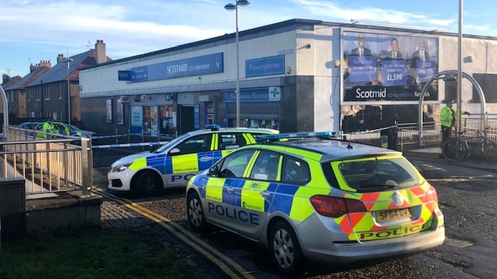 Man stabbed outside Edinburgh pharmacy - BBC News
