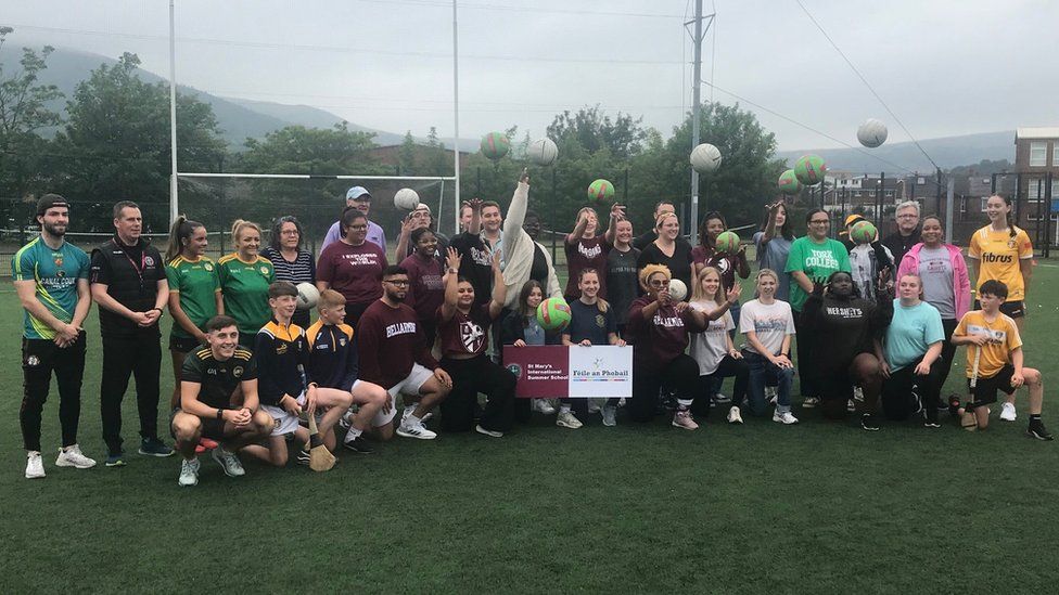 GAA sports introduced to American students in Belfast - BBC News