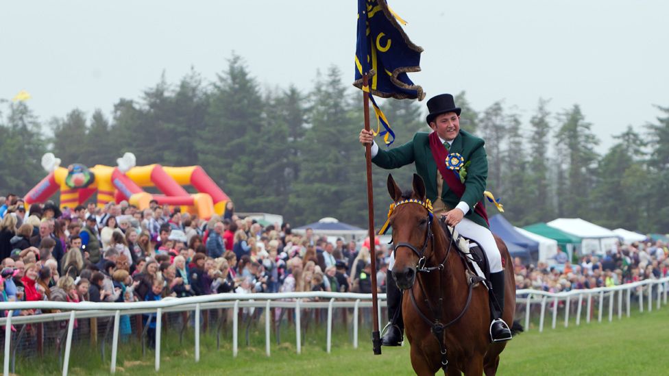Hawick kicks off Common Riding season - BBC News