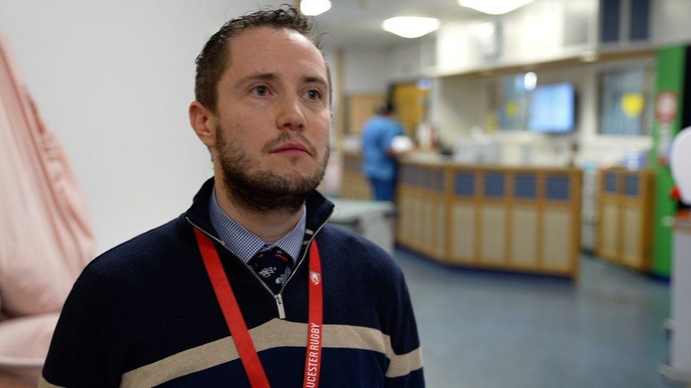 'Staff yn eu dagrau' - golwg ar y pwysau ar unedau brys - BBC Cymru Fyw