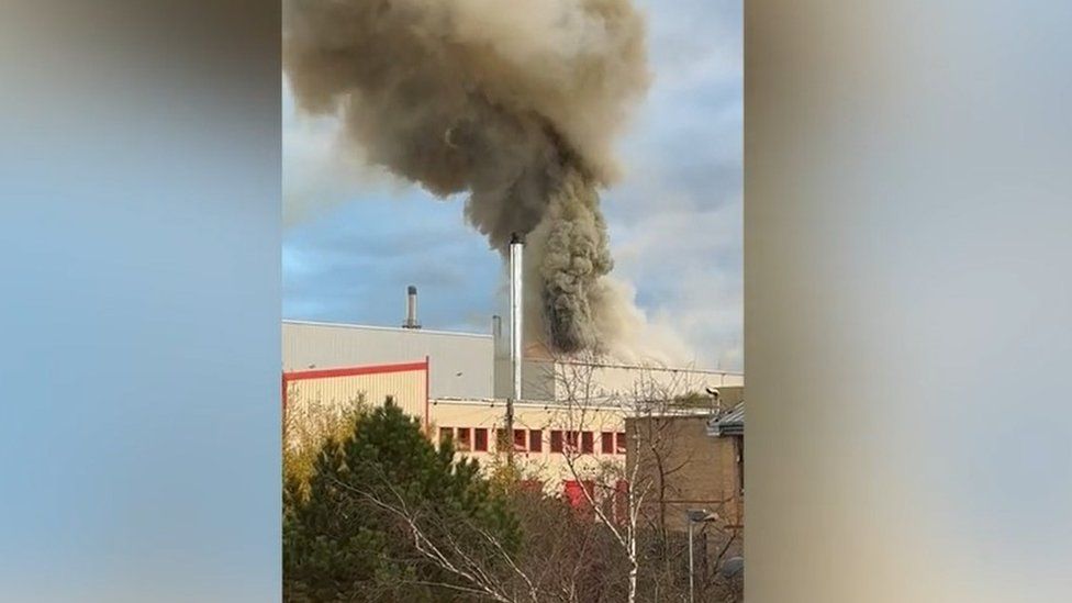 Sixty firefighters tackle blaze near Bradford city centre - BBC News