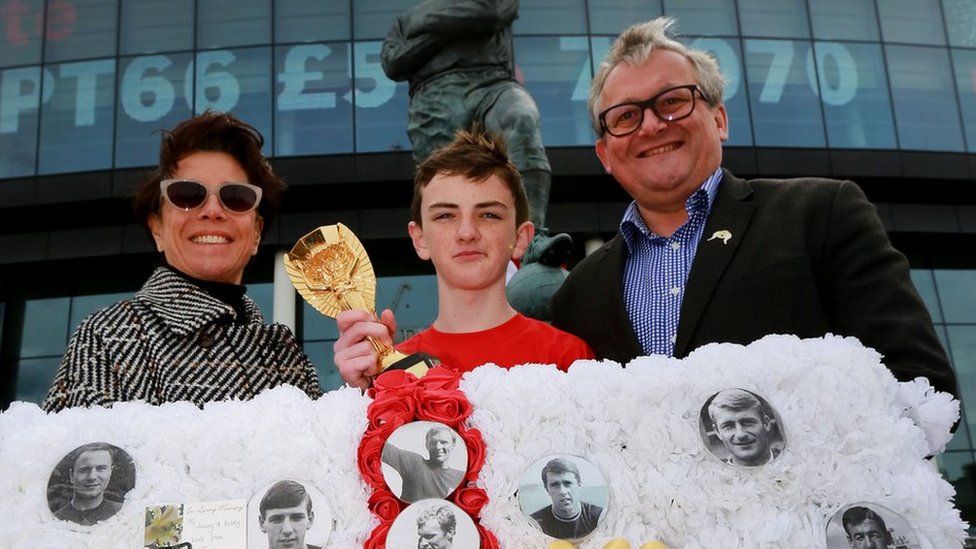 Cancer fundraiser Jonjo Heuerman, 14, walks to Wembley - BBC News