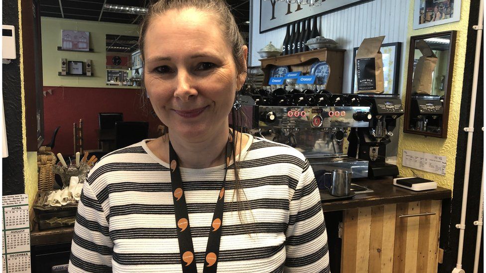 Busnesau bach am gael help llaw gan y Canghellor - BBC Cymru Fyw