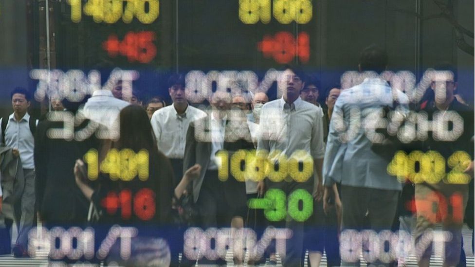 Ratings agencies downgrade UK credit rating after Brexit vote - BBC News