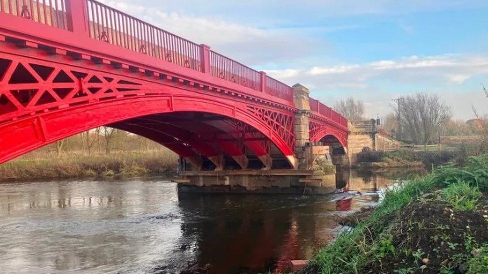 New restriction to protect 200-year-old Alrewas bridge - BBC News