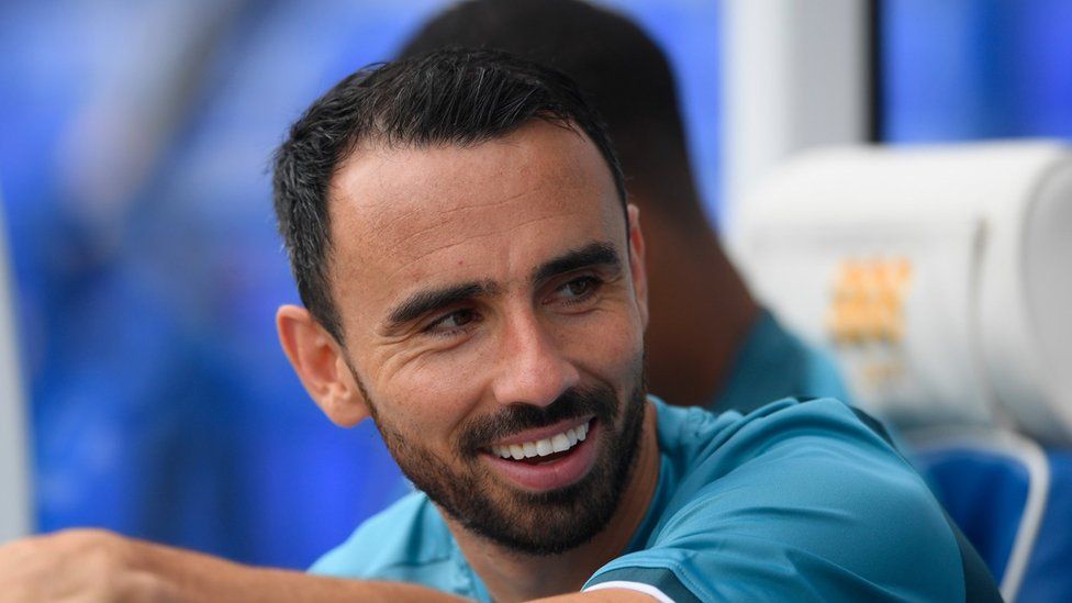 Leon Britton i fod yn rheolwr dros dro ar Abertawe - BBC Cymru Fyw