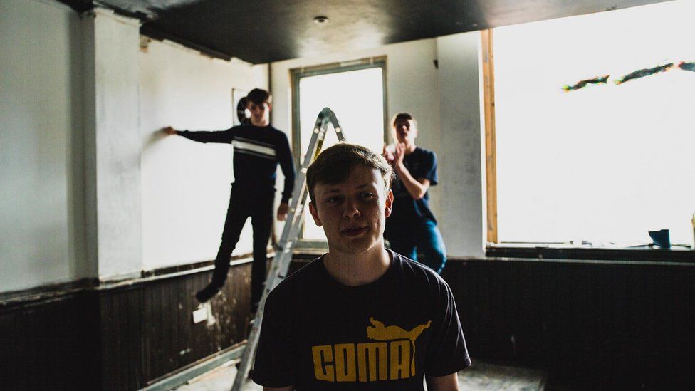 Bandiau Cymraeg i gigio mewn dinasoedd dros y ffin - BBC Cymru Fyw