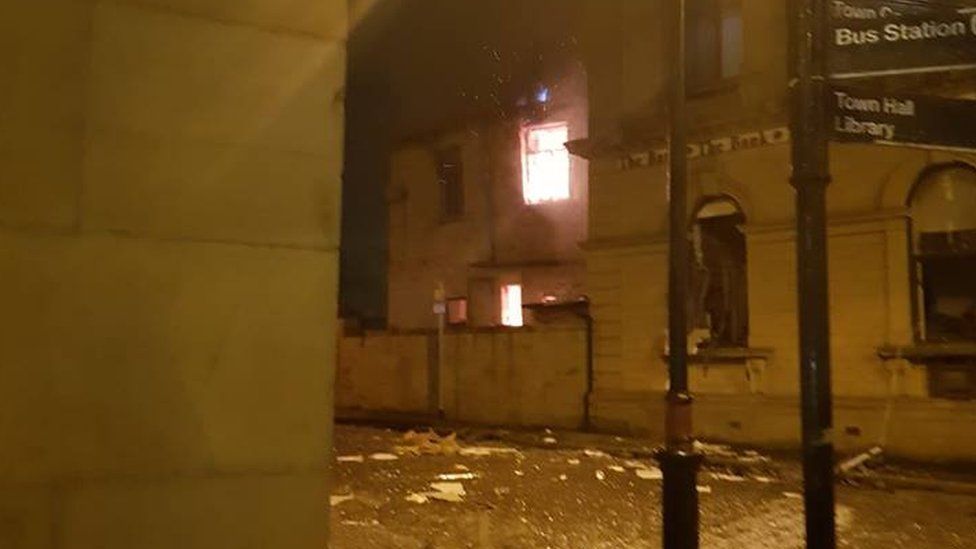 Batley 'gas explosion' leaves five people hurt - BBC News