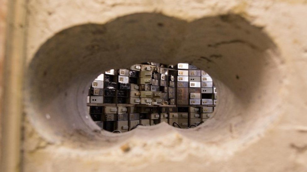 Hatton Garden thief John "Kenny" Collins sent back to jail - BBC News