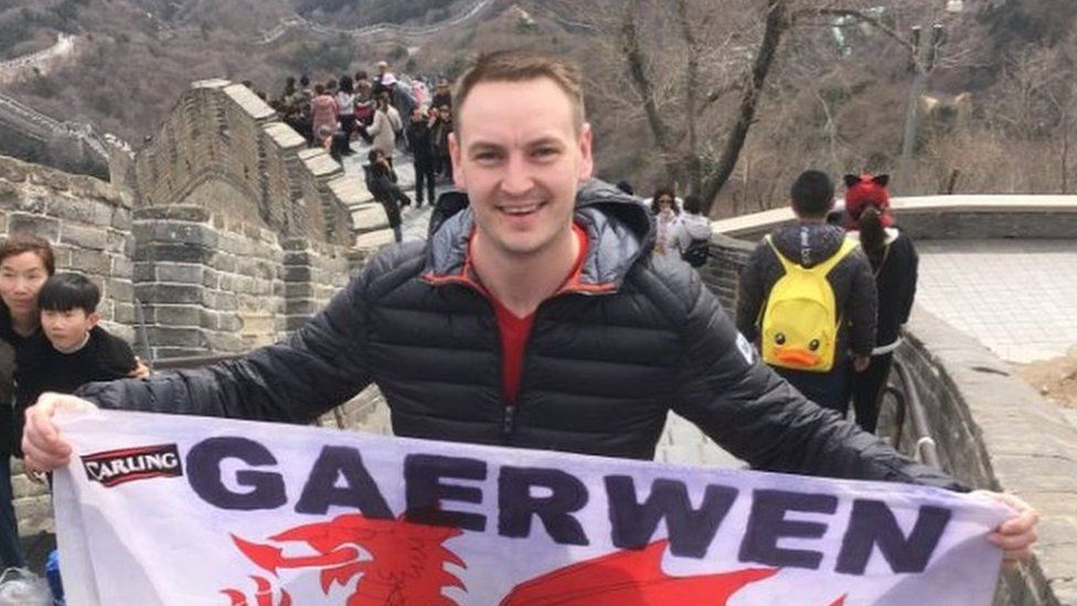 Croesi dau gyfandir mewn car trydan i gefnogi Cymru - BBC Cymru Fyw