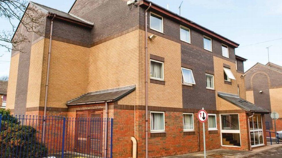 'Racist' graffiti on Derby asylum seeker building - BBC News