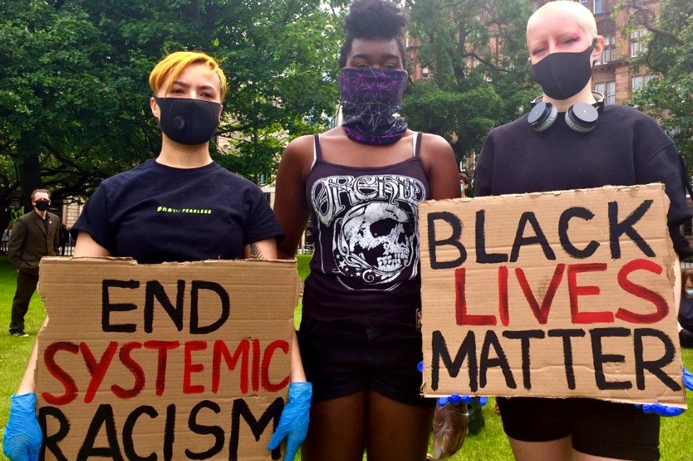 Author Irvine Welsh addresses anti-racism protest in Edinburgh - BBC News