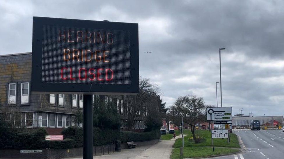 Great Yarmouth's new bridge closed indefinitely as faults investigated ...