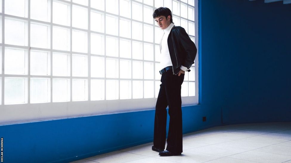 Premier League predictions: Chris Sutton v singer-songwriter ...