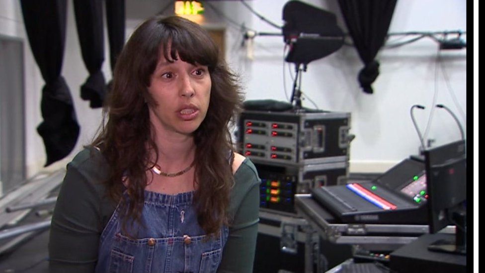 Cymry Cymraeg yn codi llais mewn gŵyl ryngwladol - BBC Cymru Fyw