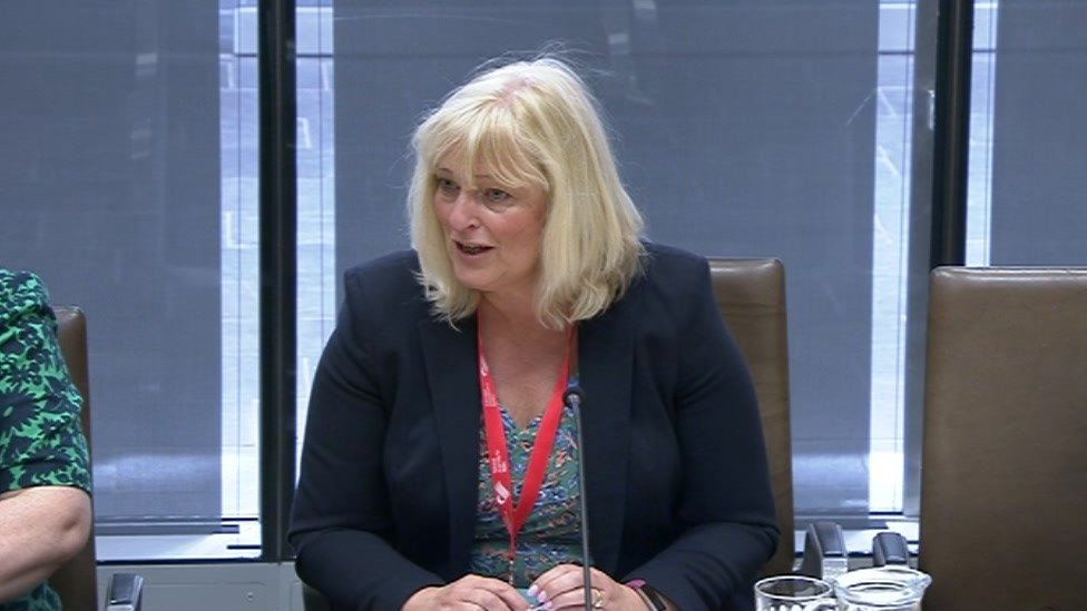 Estyn: 'Rhieni'n dewis rhwng gofal plant ac addysg' - BBC Cymru Fyw