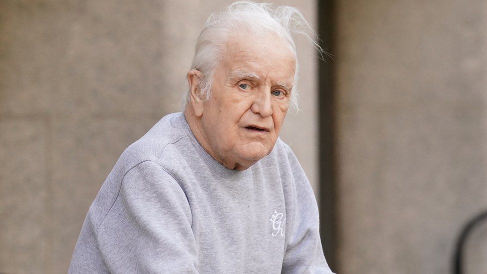 Man, 90, tried to stab sleeping sick wife, Old Bailey told - BBC News