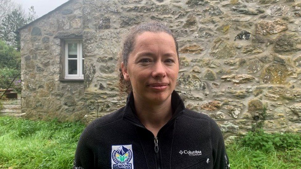 Eryri yn ystyried sut i ddelio â thwristiaeth yn y dyfodol - BBC Cymru Fyw