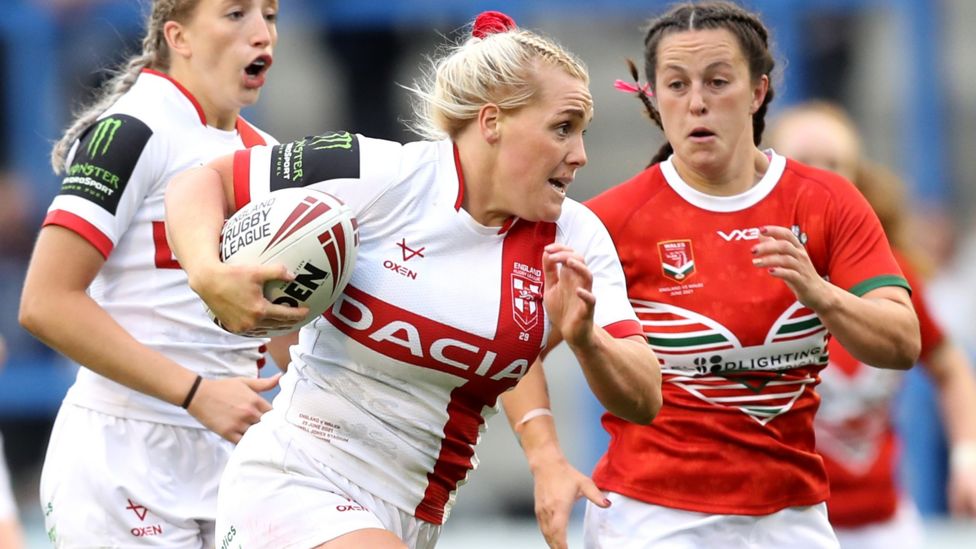 Julia Lee: Pioneering rugby league referee donates memorabilia - BBC News