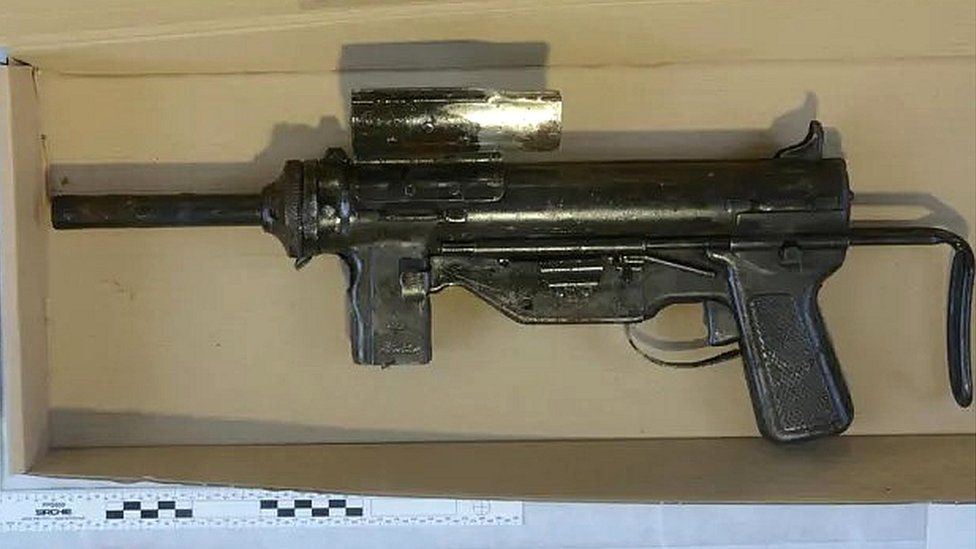 'Viable' WW2 gun found on Liverpool recreation ground - BBC News