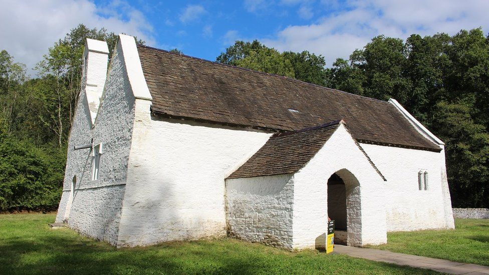 Y murluniau lliwgar sy'n adrodd stori'r Dioddefaint - BBC Cymru Fyw